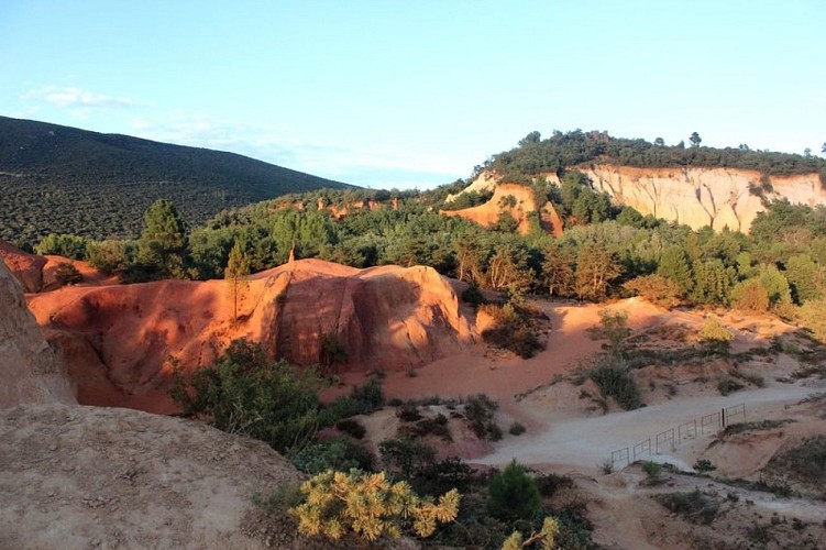 RUSTREL - Tour du Colorado provençal - Parcours marche - Rustrel | Cirkwi